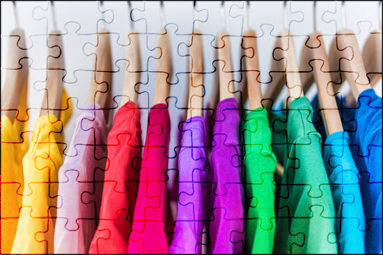 Rompecabezas De Ropa De Moda En Perchero - Colores Brillantes